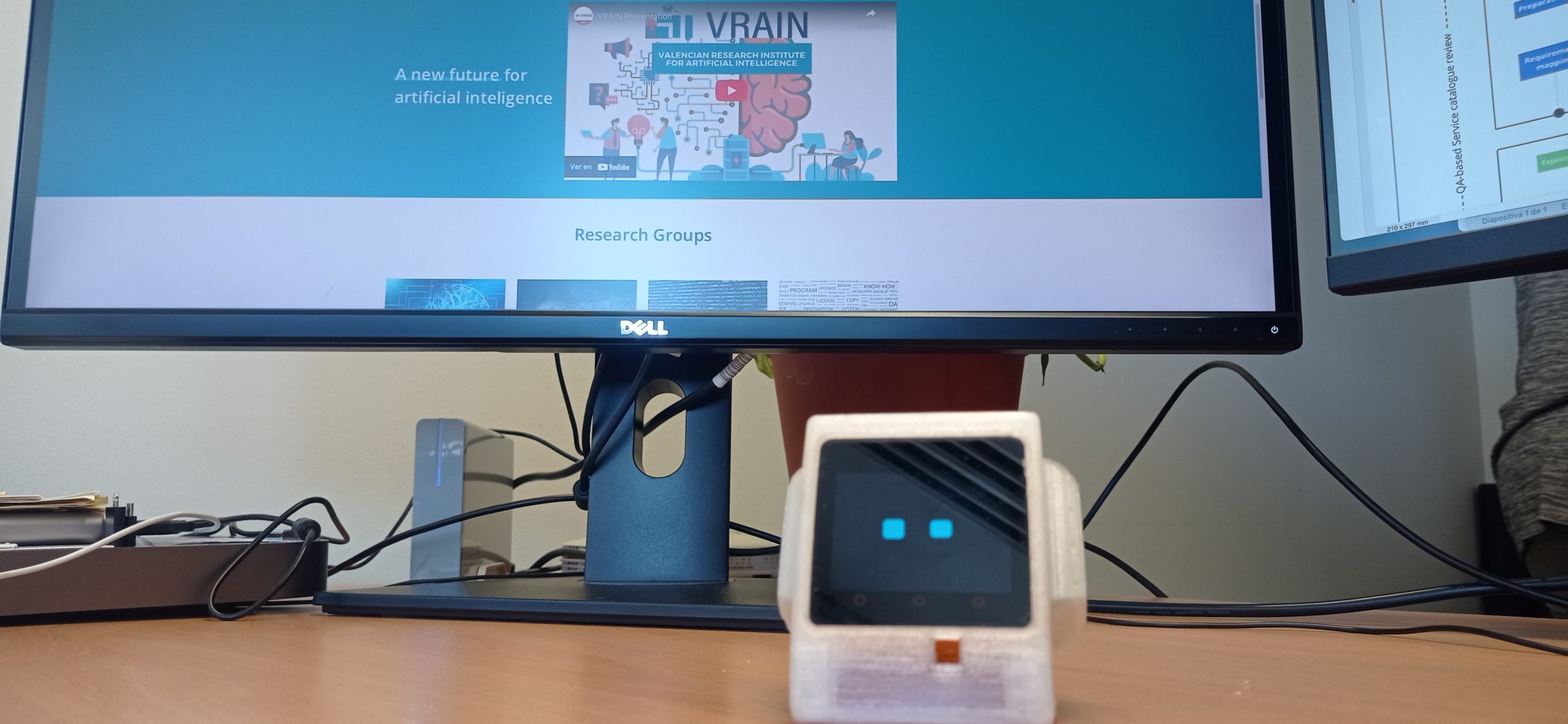 Microbot con IA para personas mayores - VRAIN